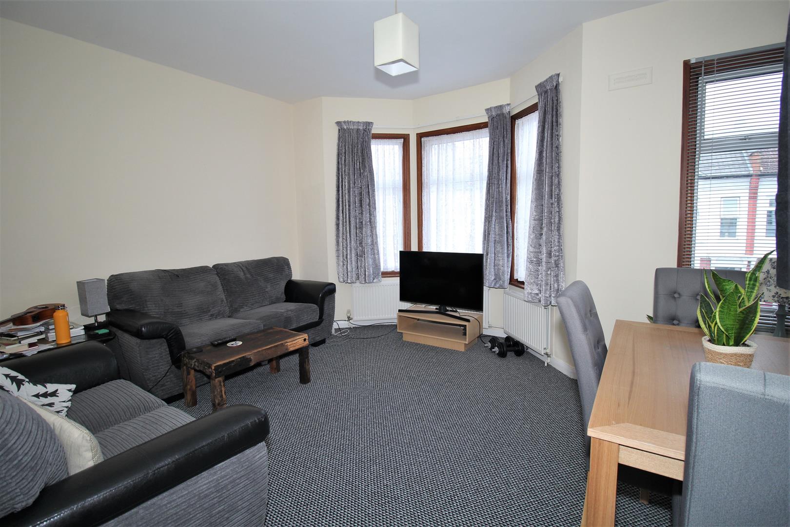 2 Bed, 1 Bath Property For Rent in Gowan Road, NW10